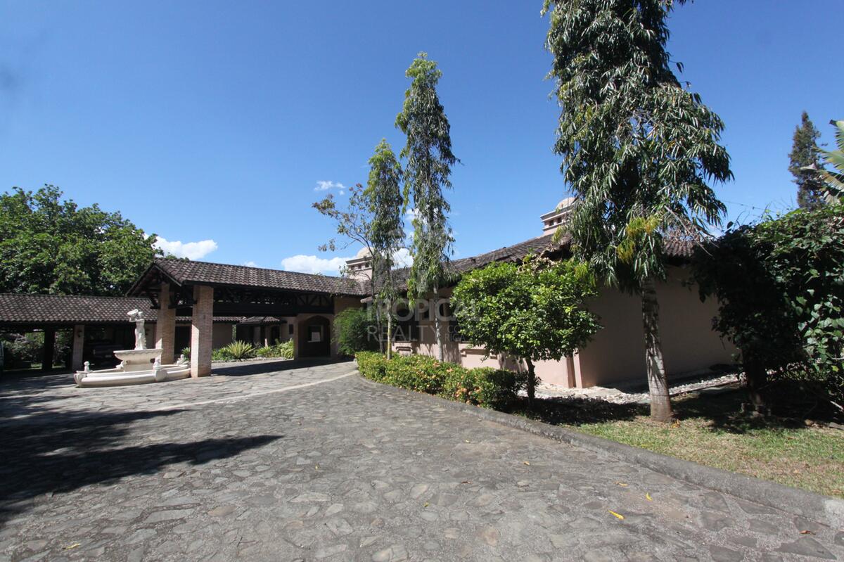 Residencia de Lujo en La Guácima con Bosque Privado y Vistas Panorámicas
